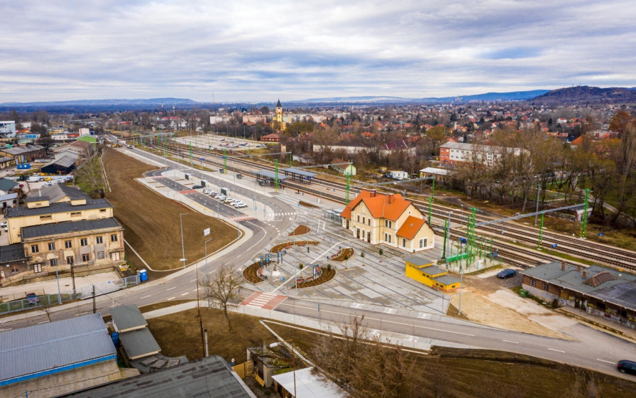 Életnagyságú terepasztal: gyönyörű a dorogi intermodális csomópont!